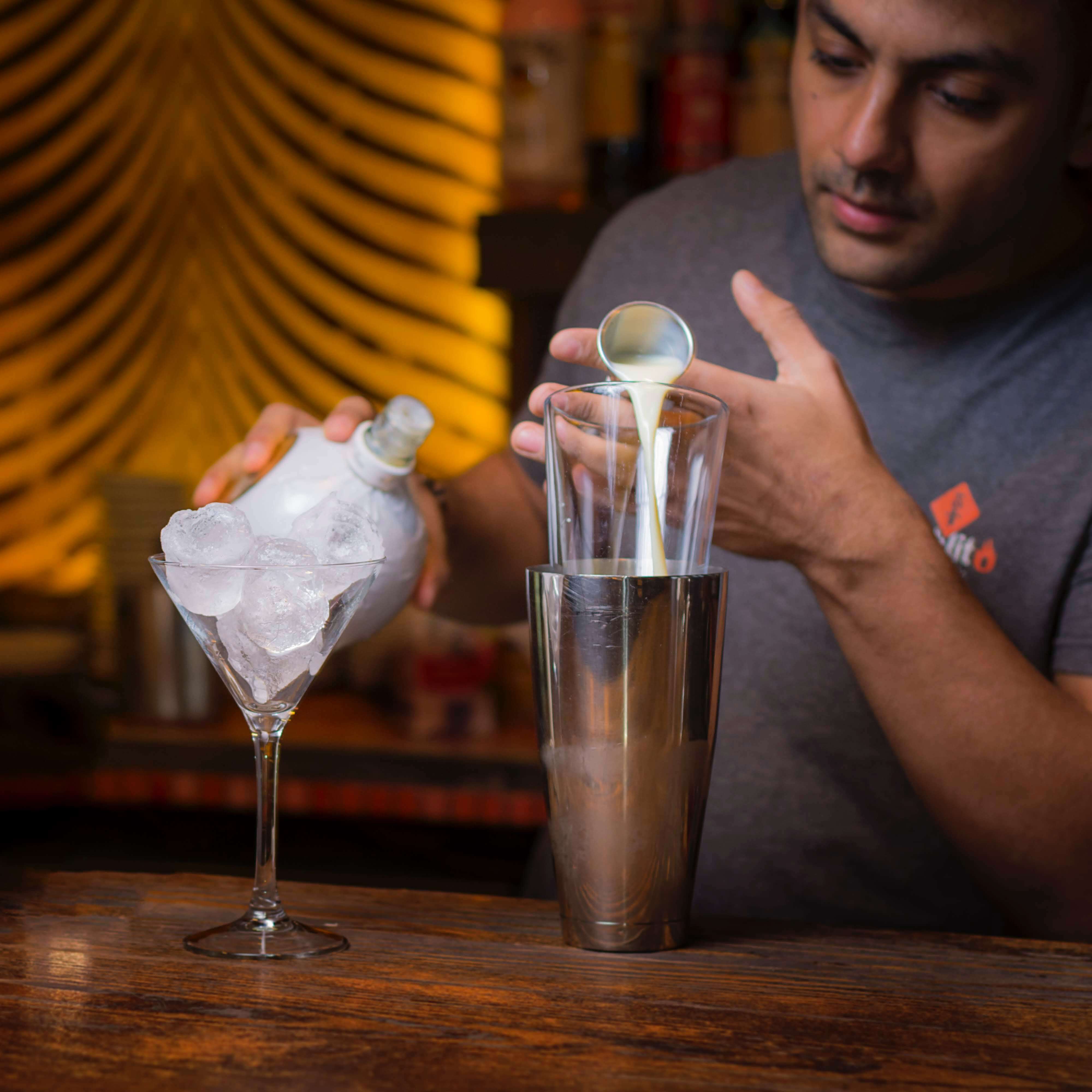 How to Shake a Cocktail? A Comprehensive Guide